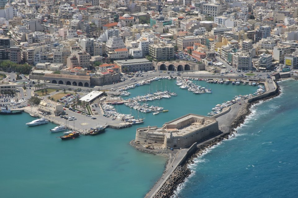 Tutti i voli per Creta diretti e le navi che partono dal porto del Pireo